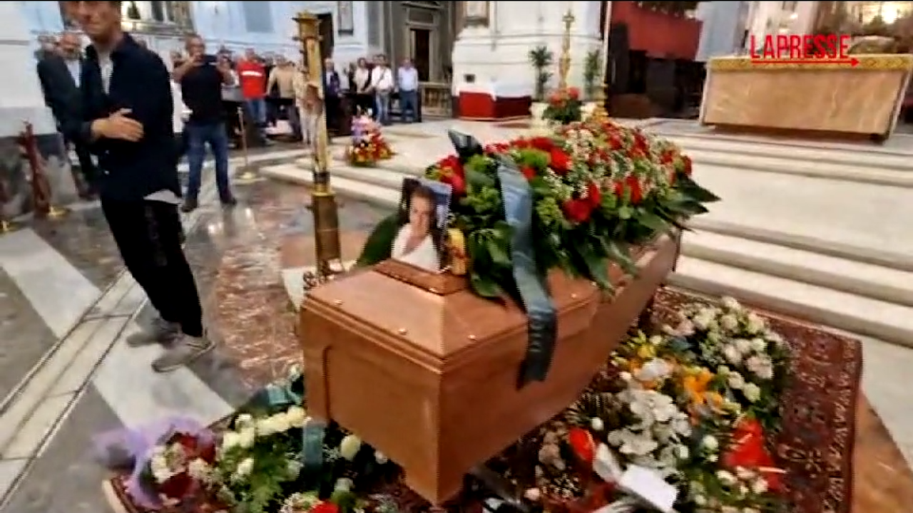 VIDEO Palermo, Francesca Donato ai funerali del marito Angelo Onorato ...