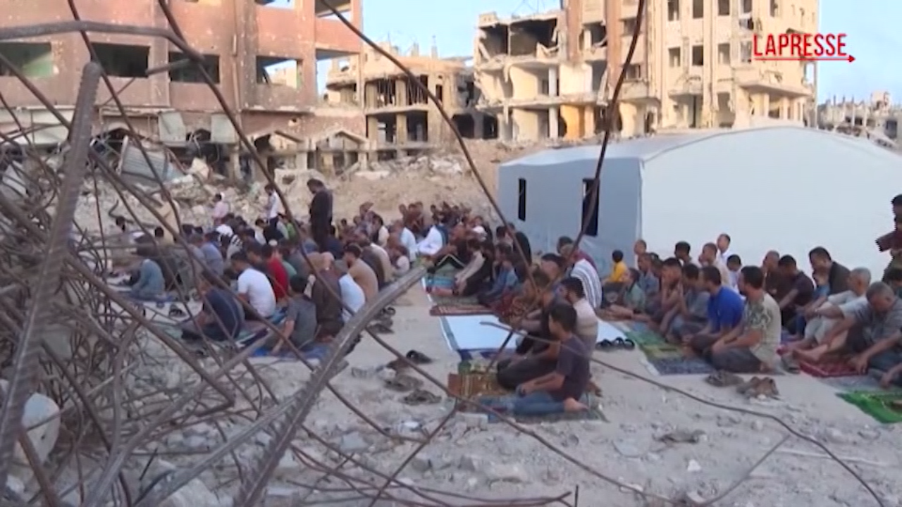 VIDEO Gaza, festa di Eid al-Adha: i musulmani pregano tra le rovine ...