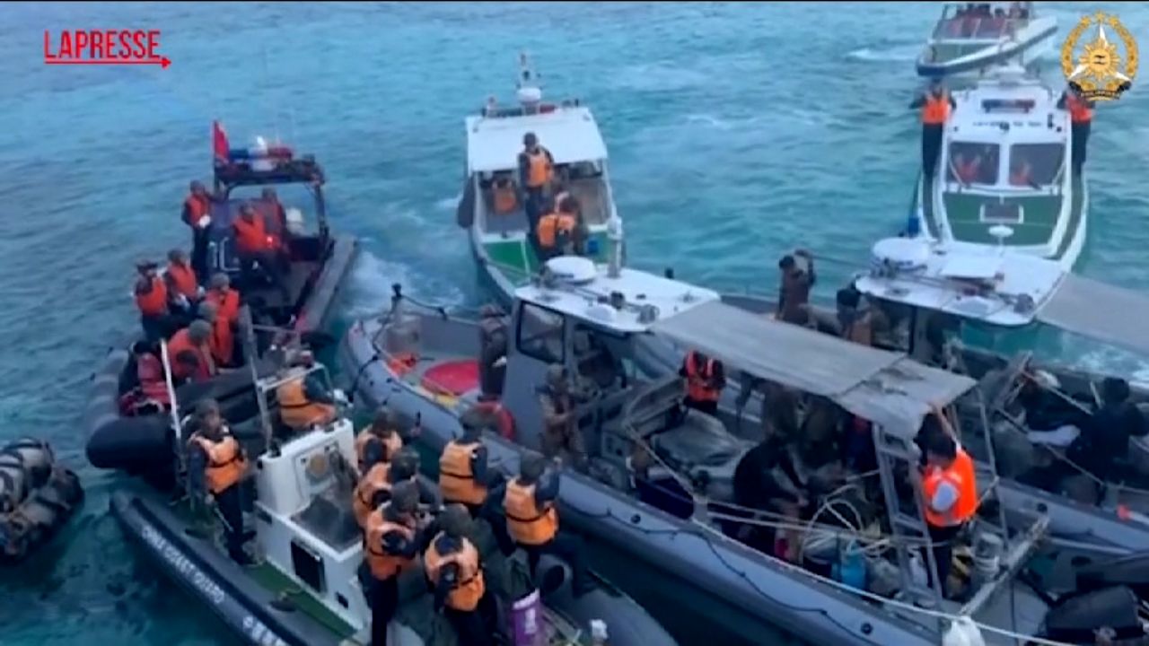 VIDEO Cina-Filippine, scontro tra imbarcazioni nelle acque contese: il ...