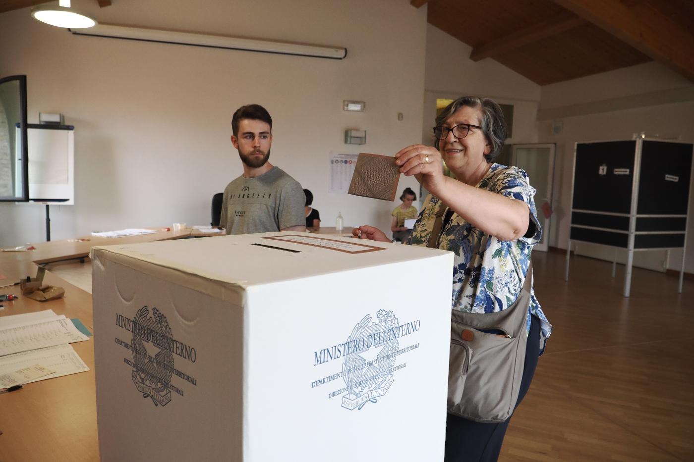 Amministrative Ballottaggi In Oltre 100 Comuni Affluenza Alle 23 Al