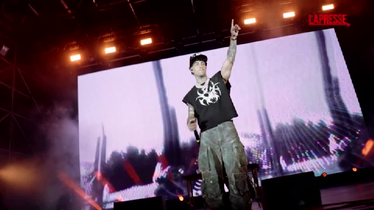 VIDEO Tony Effe, trionfo a Ferrara e 'lcon' album più venduto dei primi ...