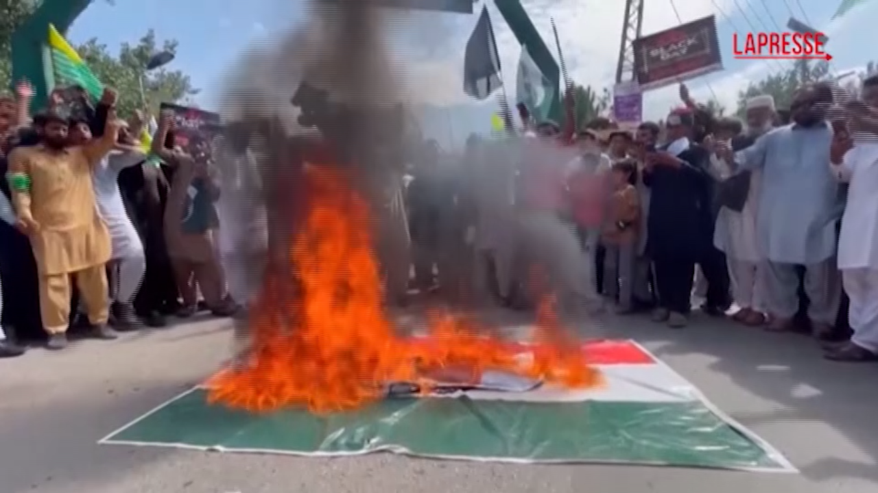 VIDEO India-Pakistan, proteste in Kashmir: bruciate immagini di Modi ...