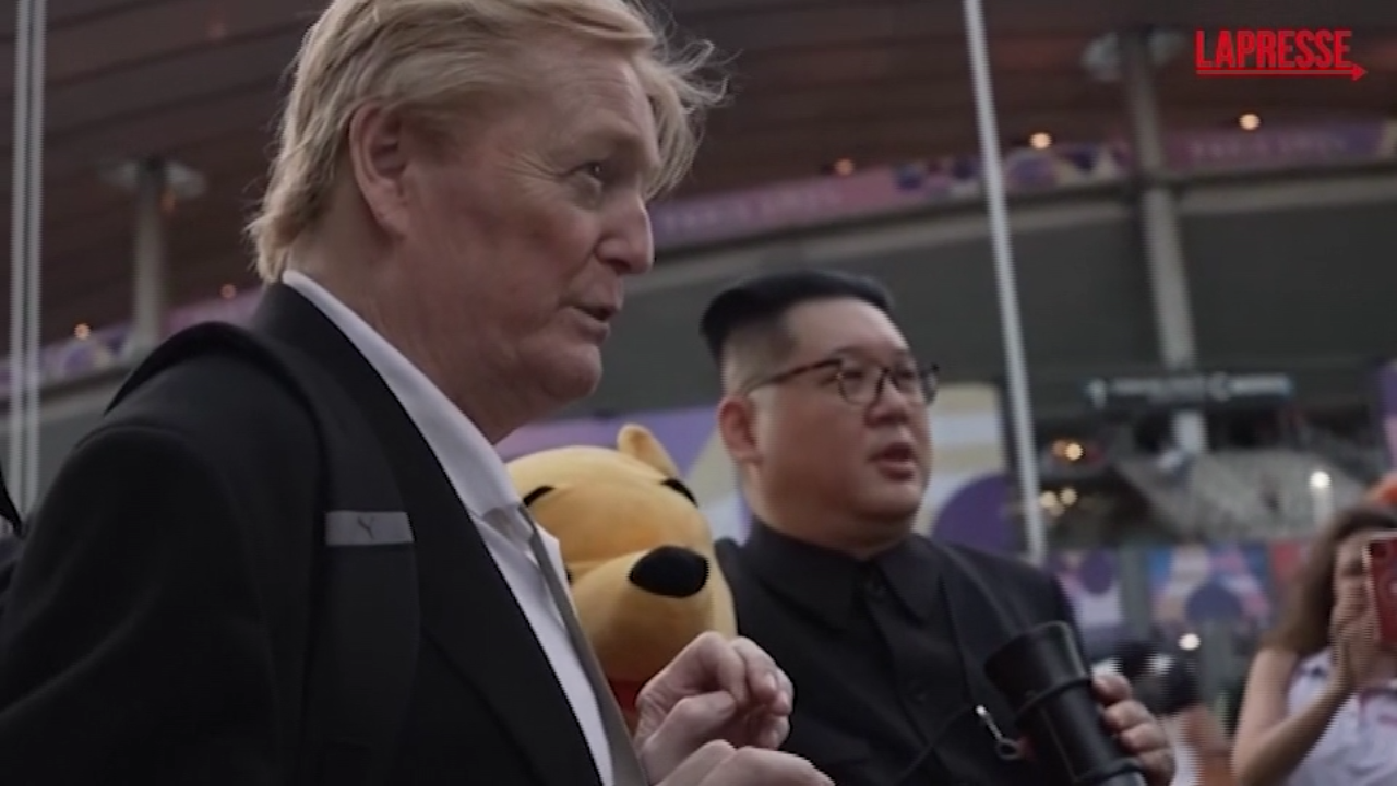 VIDEO Parigi 2024, Sosia di Trump e Kim Jong-un allo Stade de France ...
