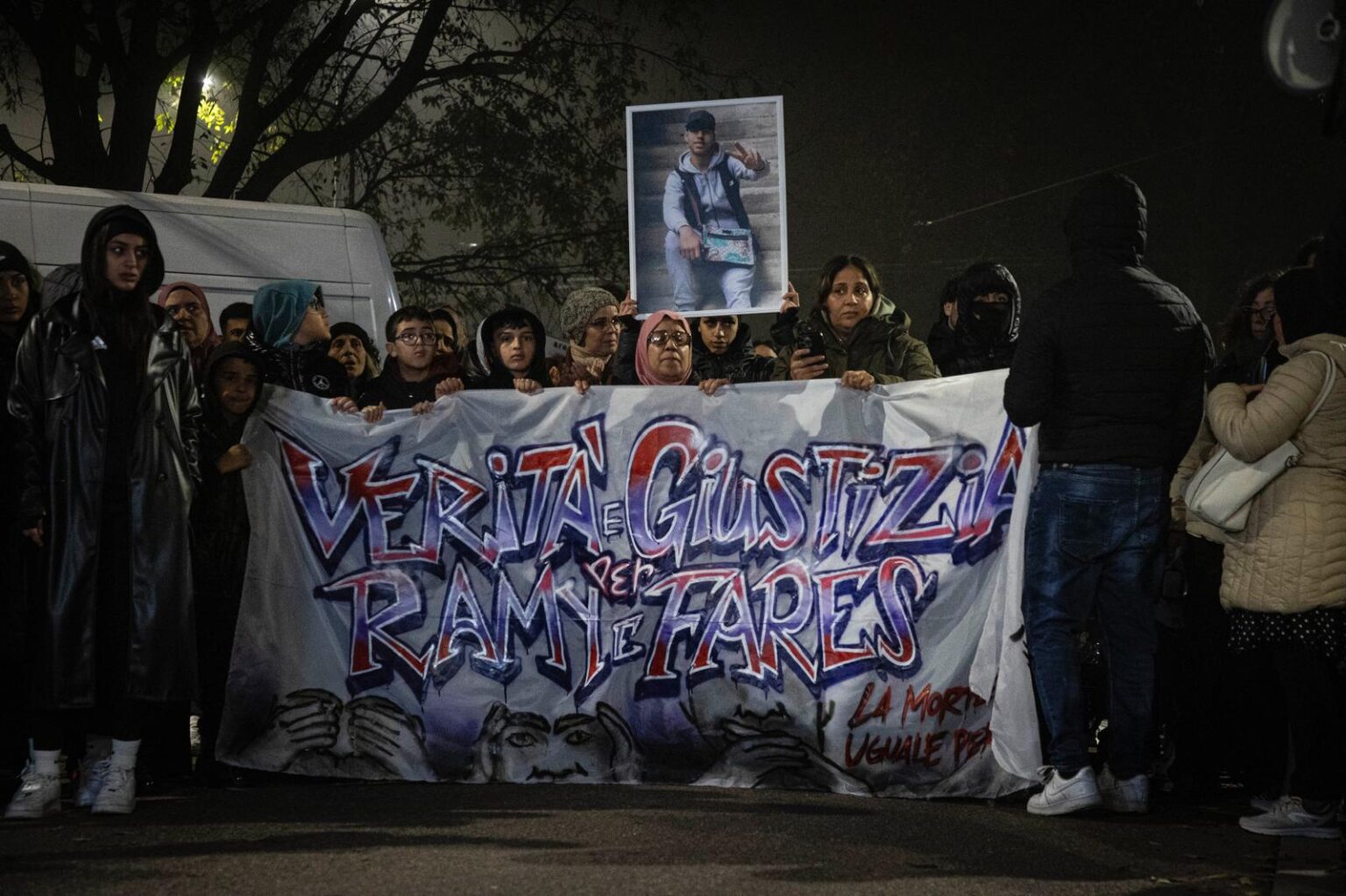 Milano, fiaccolata al Corvetto: Milano, fiaccolata al Corvetto:
