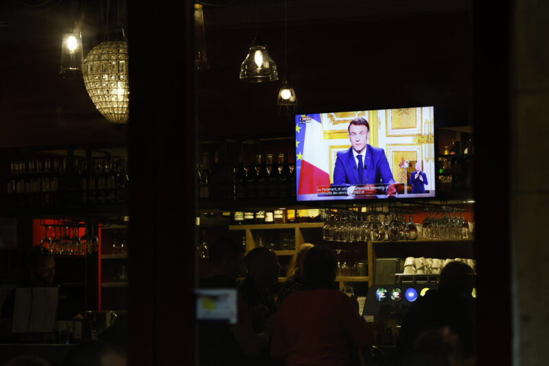 Francia, Macron: "Resterò presidente fino al 2027, nuovo primo ministro ...