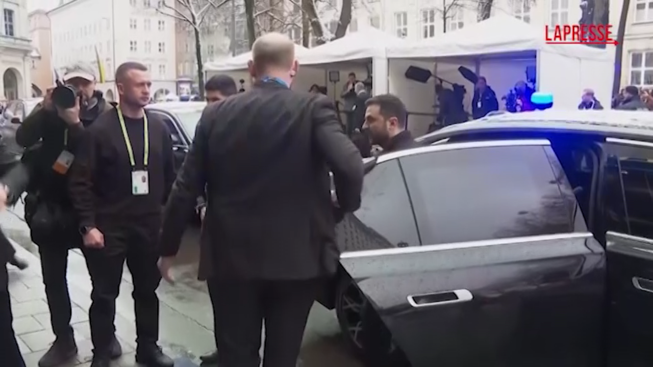 Germania l’arrivo di Zelensky alla Conferenza sulla sicurezza di Monaco
