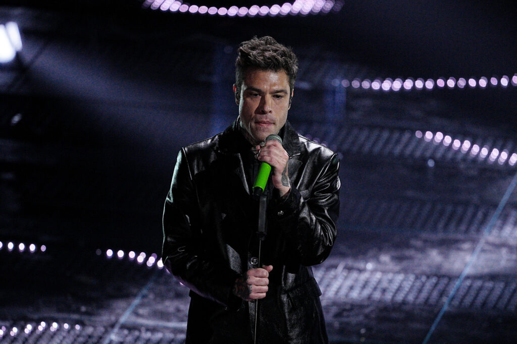 Sanremo 2025, Fedez canta 'Bella stronza' con Masini e fa mea culpa ... Sanremo 2025, Fedez canta 'Bella stronza' con Masini e fa mea culpa ...