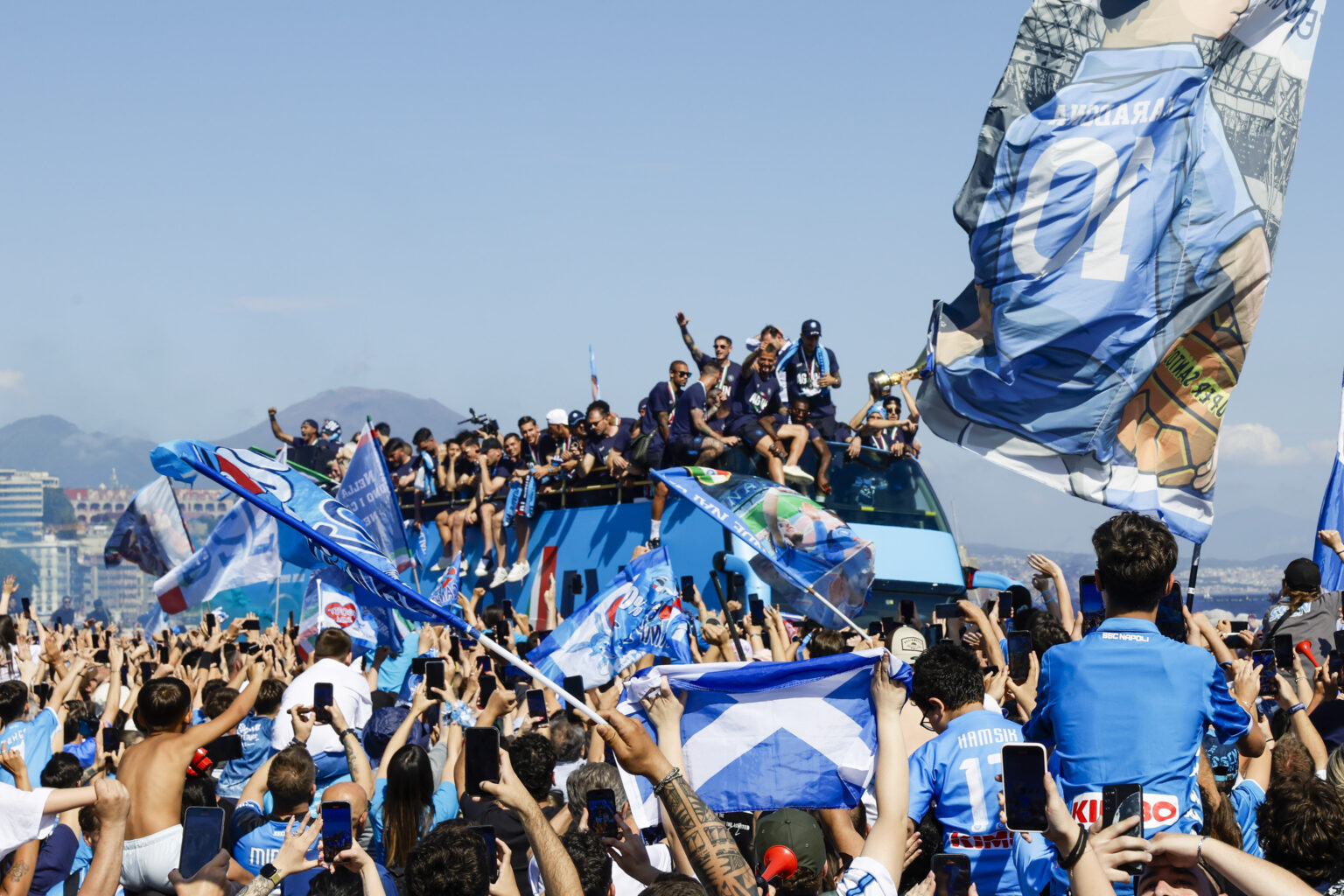 Festa Scudetto Napoli, bus con la squadra sul lungomare. E De ...