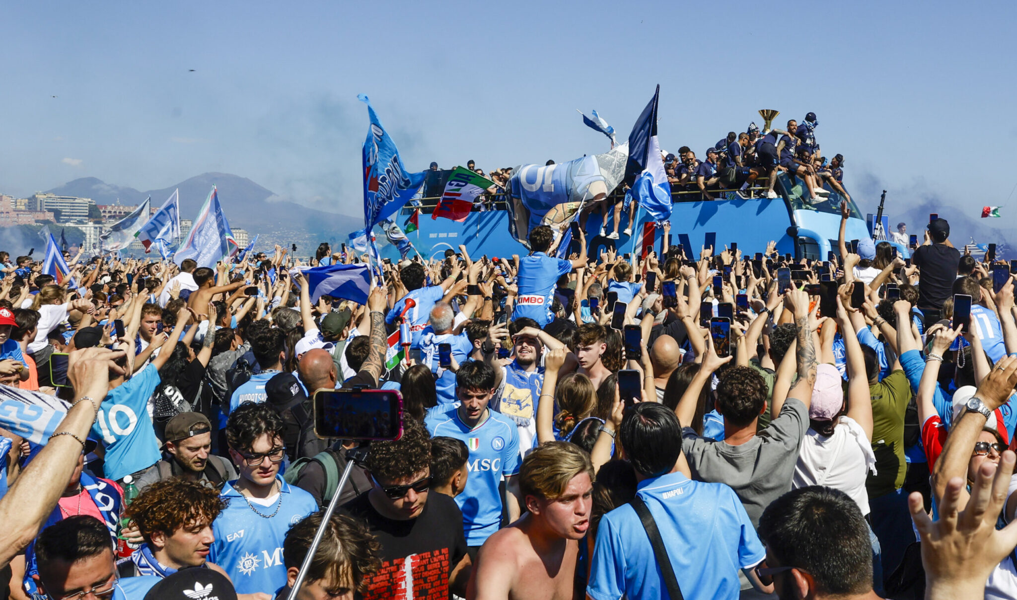 Festa Scudetto Napoli, bus con la squadra sul lungomare. E De Laurentiis annuncia De Bruyne ...
