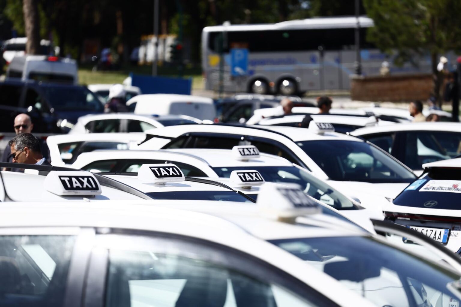 Nuova protesta dei taxi a Roma, disagi per gli utenti alla stazione ...
