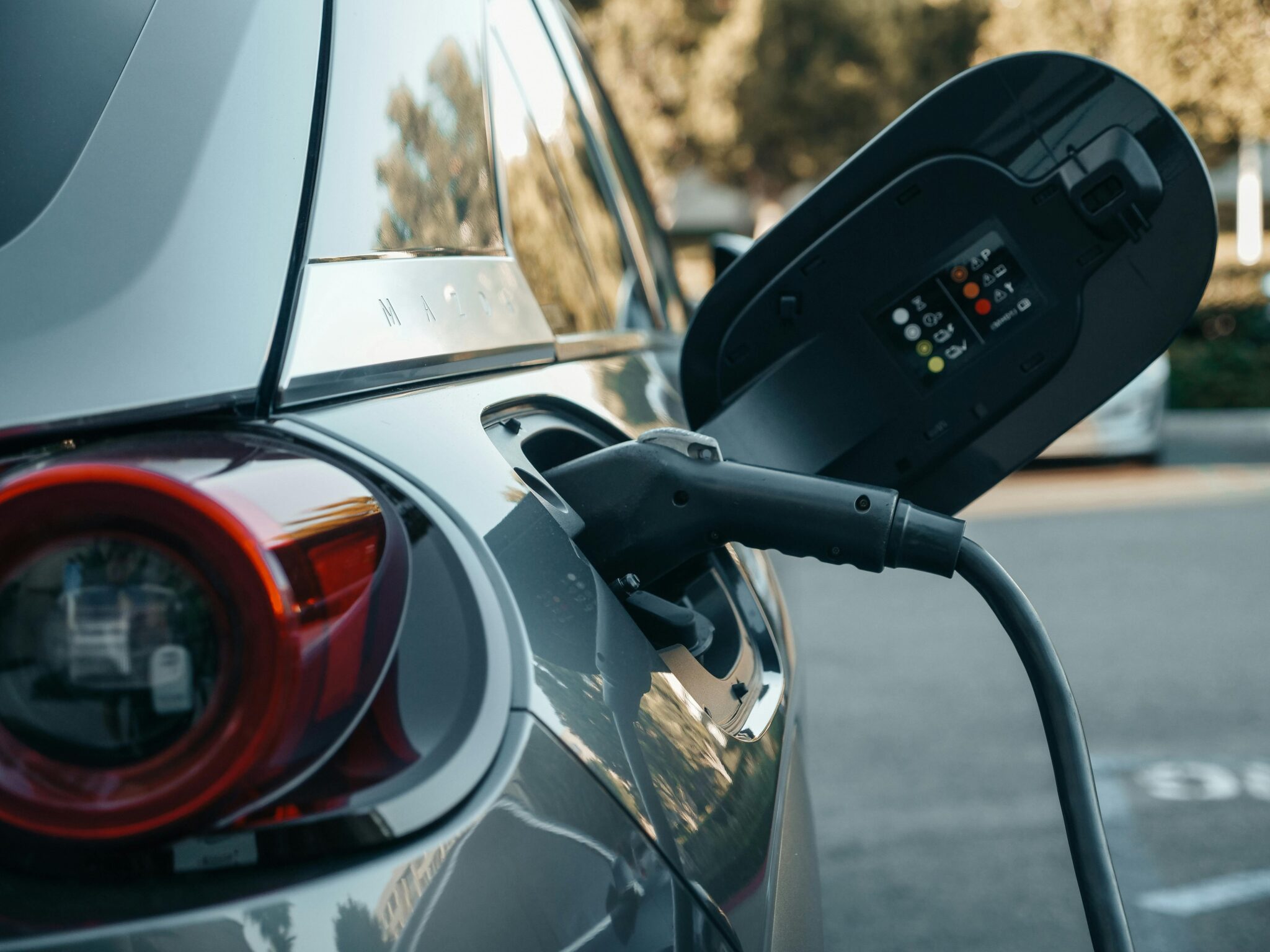Auto, l'analisi di Motus-e: l'elettrico chiude il 2025 a +46% - LaPresse