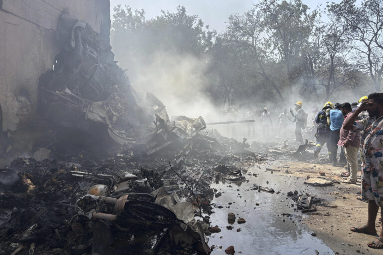Aereo caduto oggi in India, oltre 200 morti: la tragedia in 10 foto ...