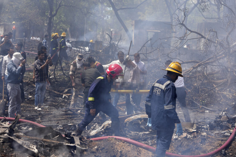 Aereo caduto oggi in India, oltre 200 morti: la tragedia in 10 foto ...