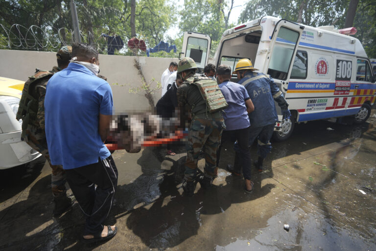 Aereo caduto oggi in India, oltre 200 morti: la tragedia in 10 foto ...