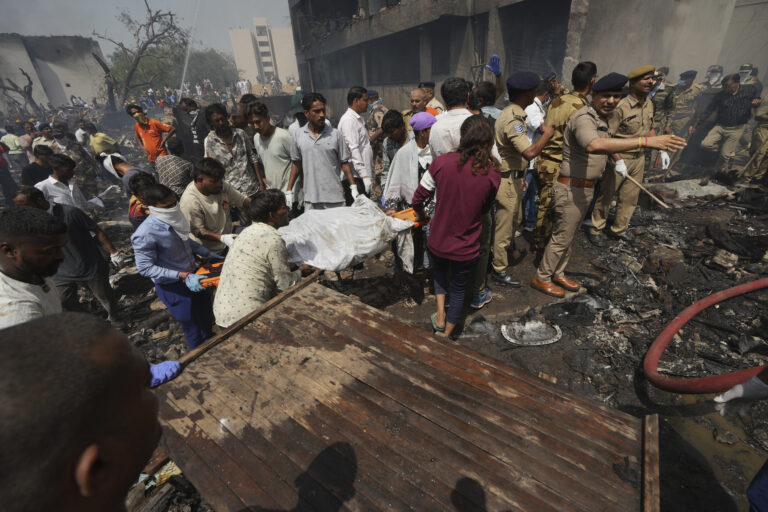 Aereo caduto oggi in India, oltre 200 morti: la tragedia in 10 foto ...