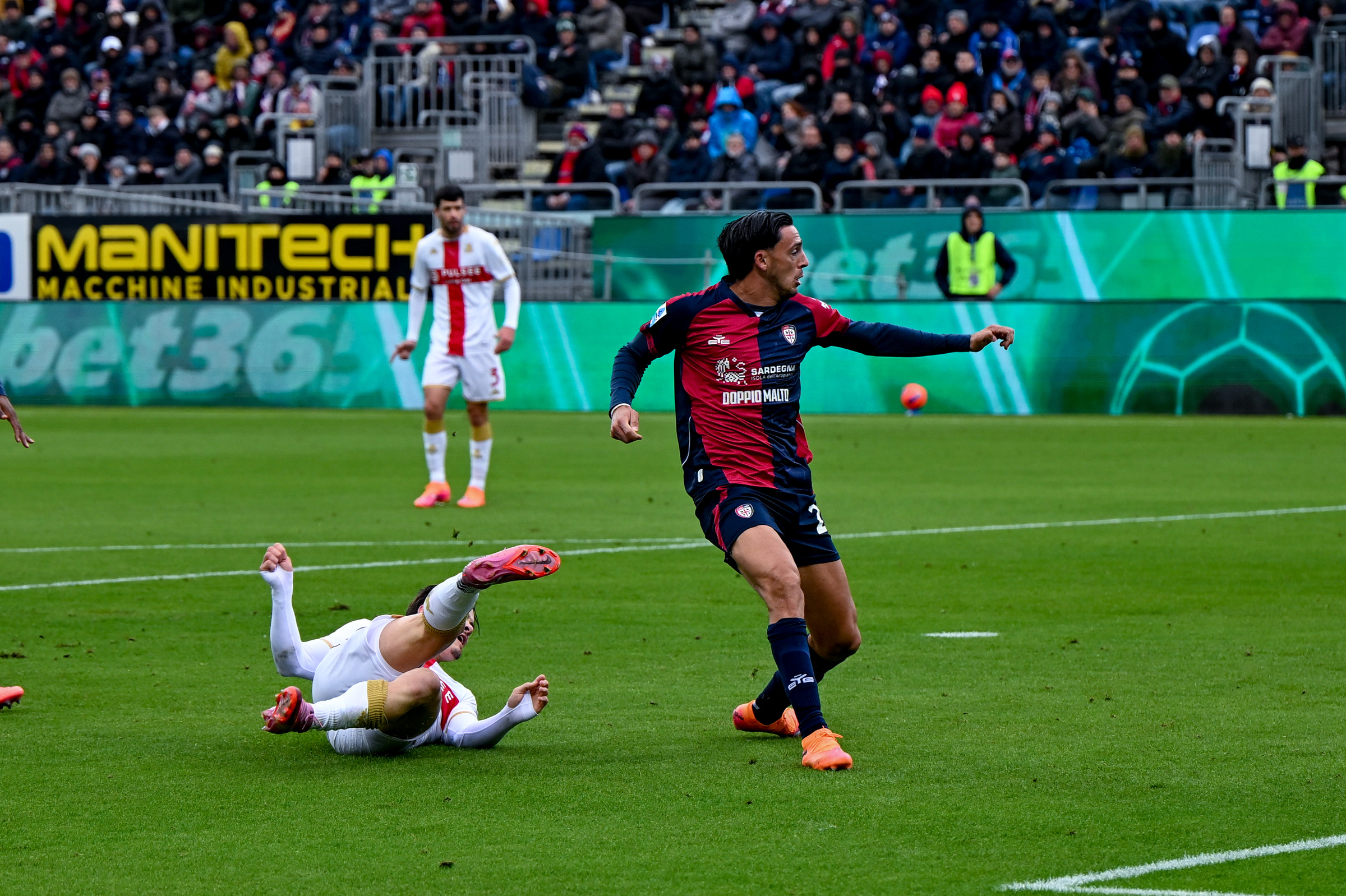 Cagliari-Genoa 3-3, Martin e una papera di Caprile salvano De Rossi ...