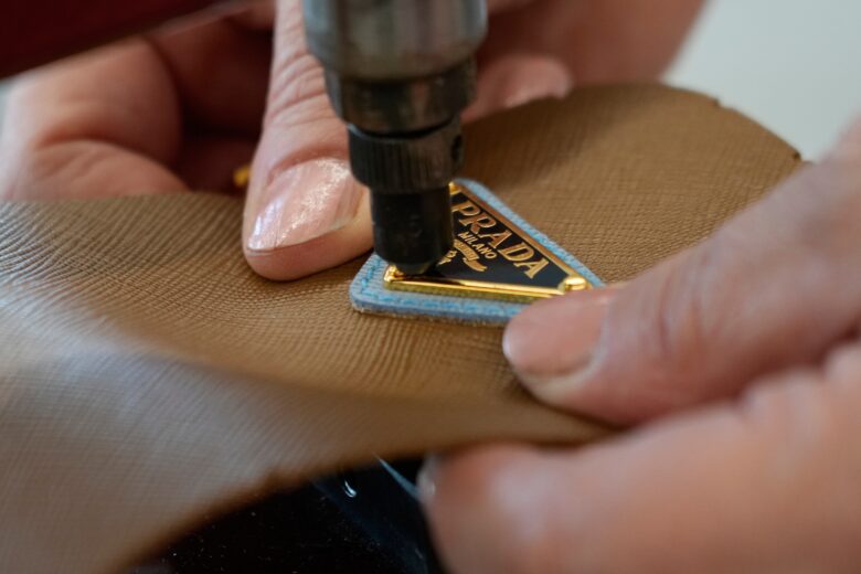 Caporalato, 13 brand in inchieste moda: carabinieri da Prada, Gucci e ...