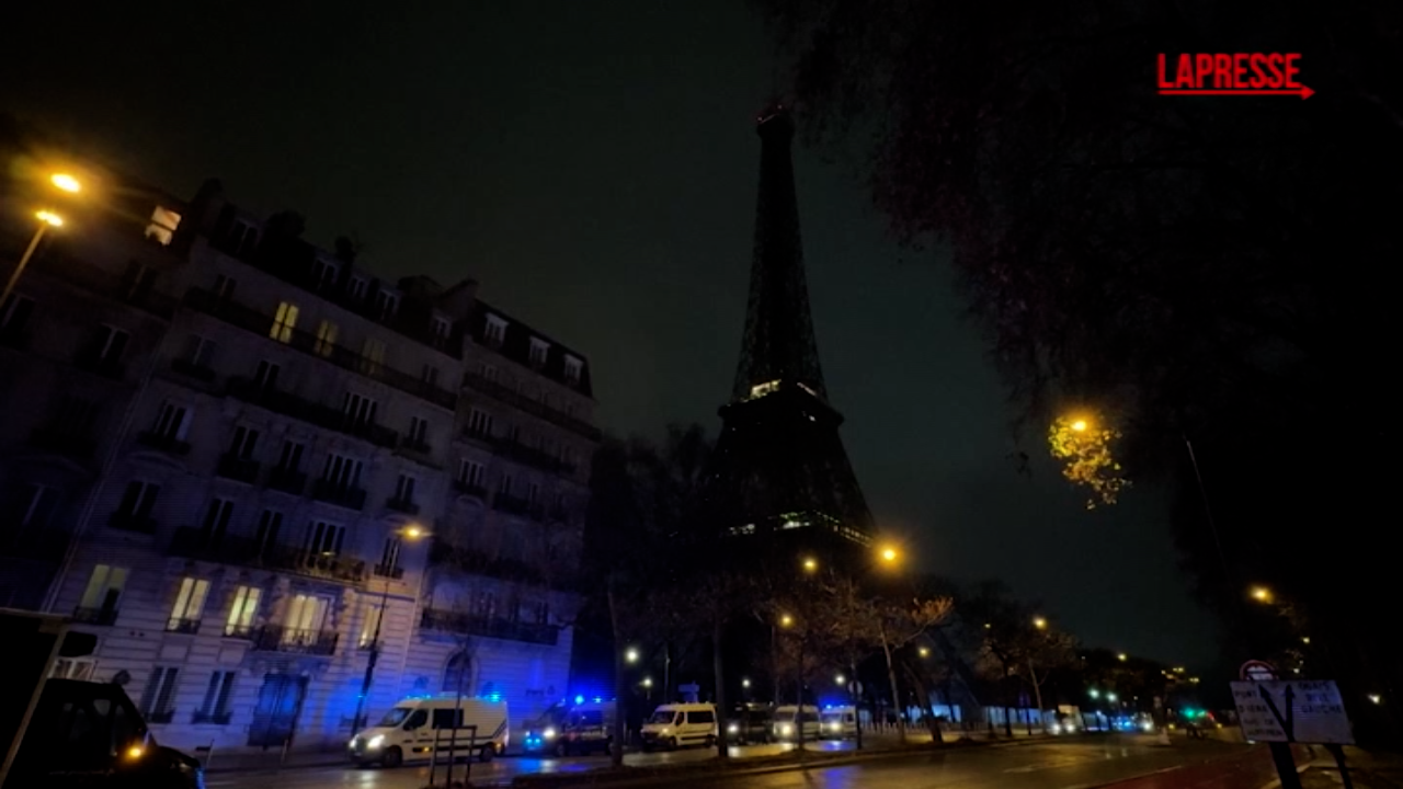 Parigi i trattori davanti all' Arc de Triomphe contro il Mercosur