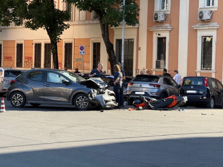 Roma, scontro tra un'auto e uno scooter: muore motociclista di 52 anni ...