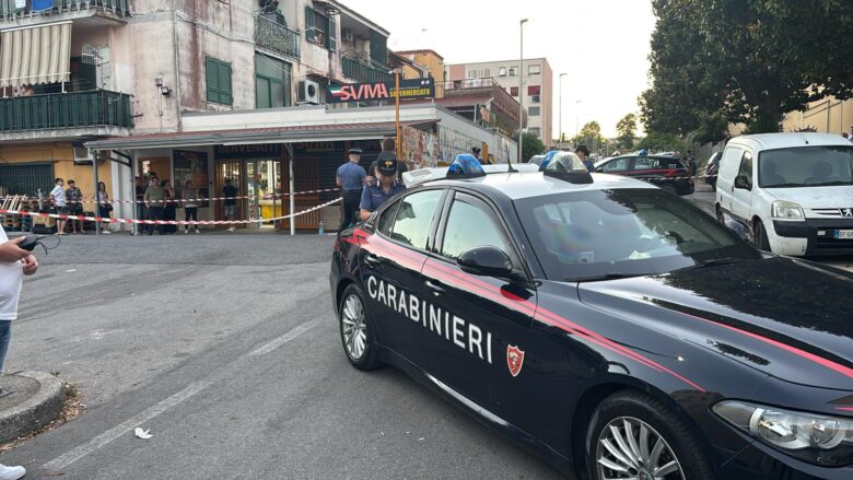 Pozzuoli, sparatoria in strada: 25enne ferito alle gambe - LaPresse